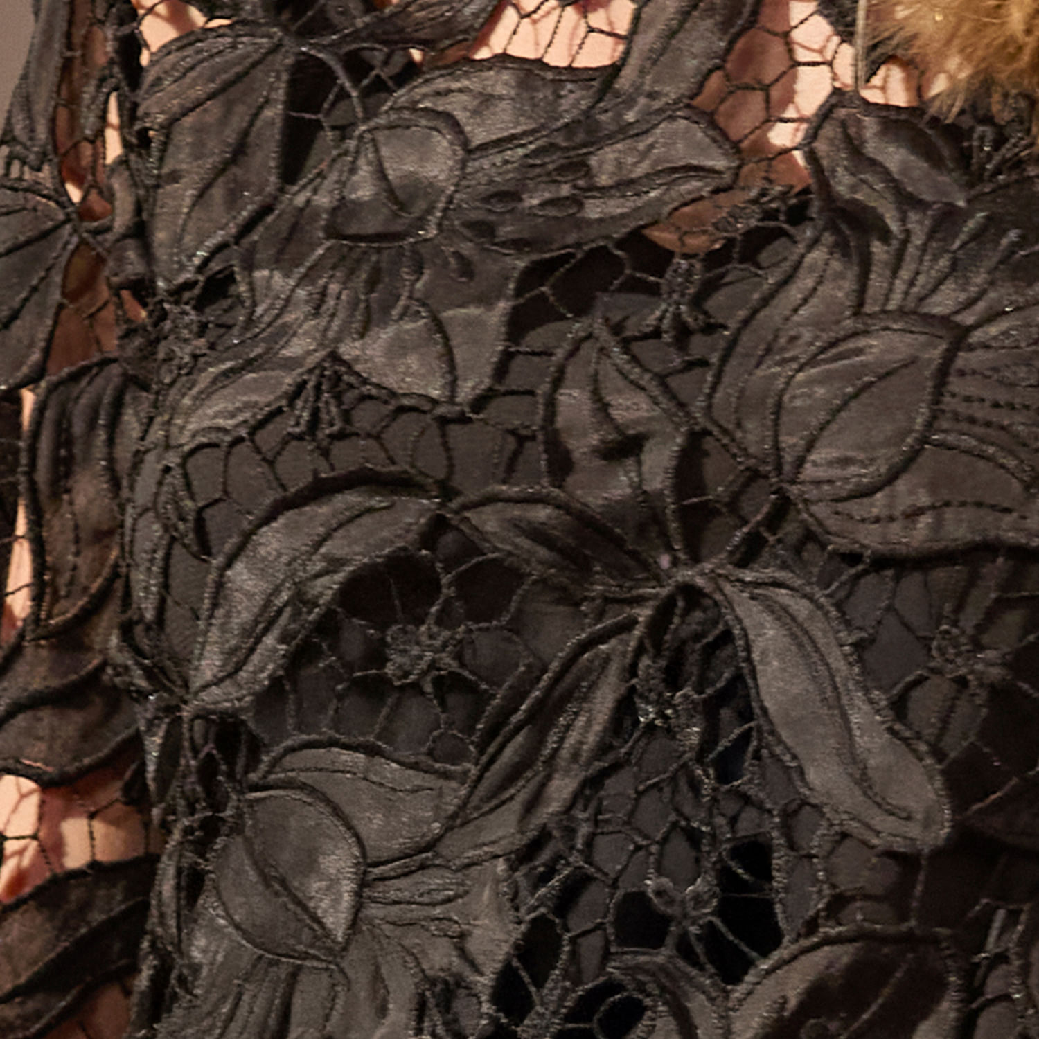 VESTIDO CALLIE LONGO COM RENDA BORDADA PRETA